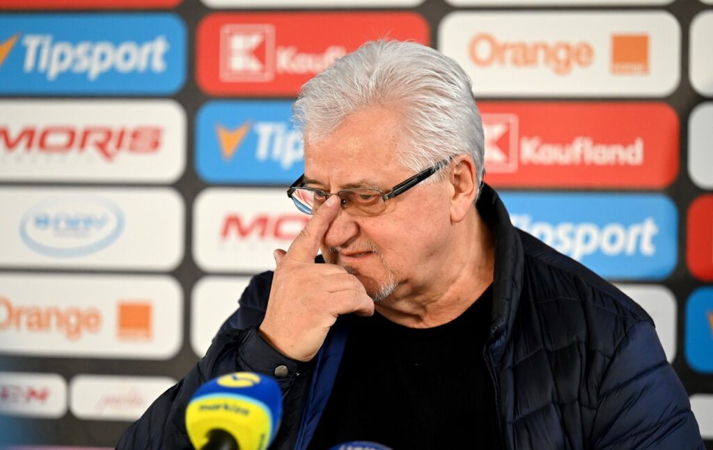 Vincent Lukáč kritizoval spev slovenskej hymny v teplákoch a šiltovkách ...